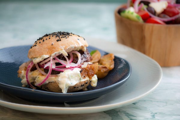Græsk burger med lam og tzatziki – Opskrift på lammeburger Græsk burger med lam og tzatziki – Opskrift på lammeburger