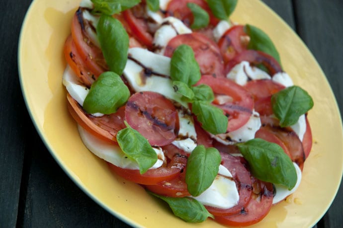 tomatsalat med mozzarella og basilikum - Caprese salat opskrift tomatsalat med mozzarella og basilikum - Caprese salat opskrift