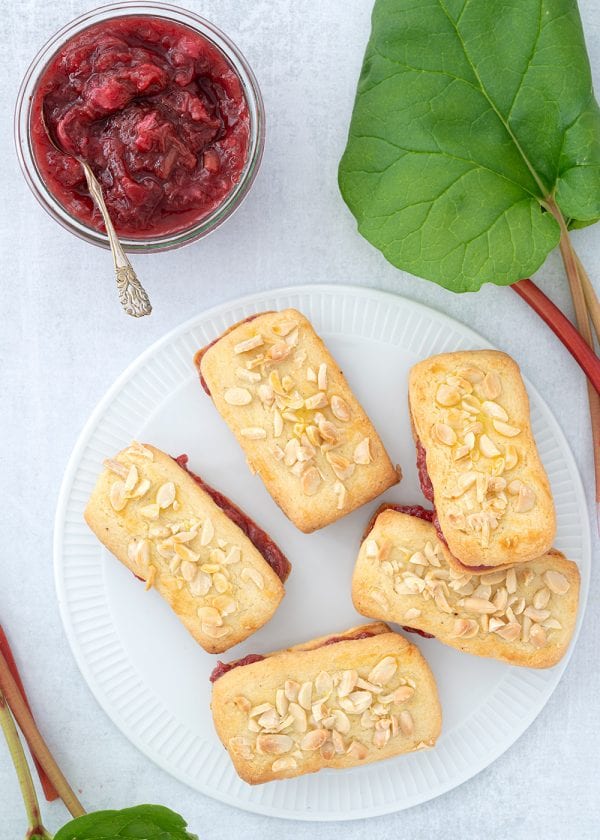 Rabarbersnitter Opskrift - snitter med rabarber og jordbær