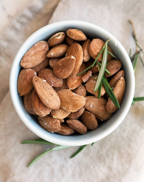 Saltmandler med rosmarin - skøn opskrift på saltede mandler