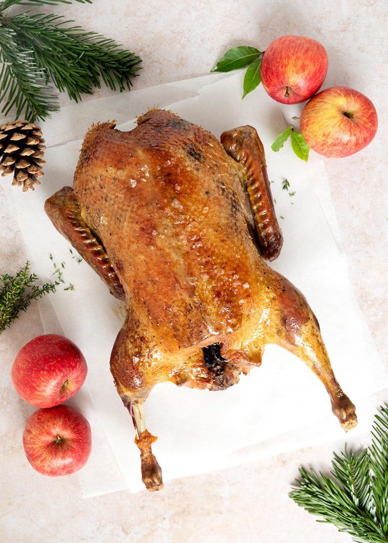 Klassisk andesteg med svesker og æbler - opskrift og video