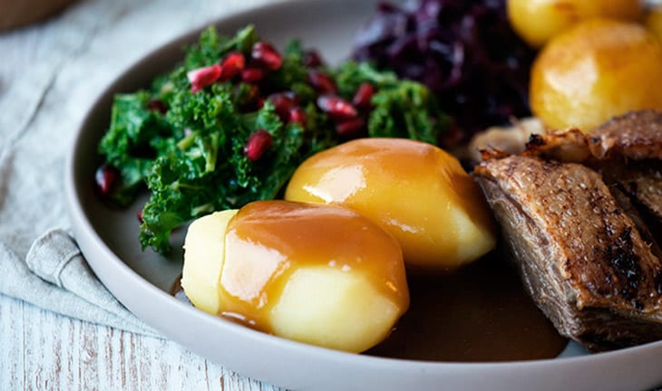 Klassisk andesteg med svesker og æbler - opskrift og video