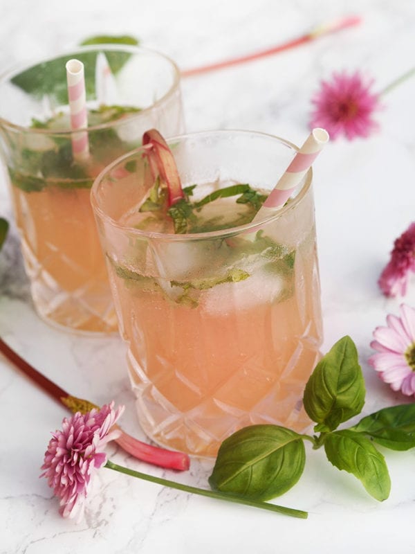 Rabarber og hyldeblomst cocktail med basilikum - opskrift