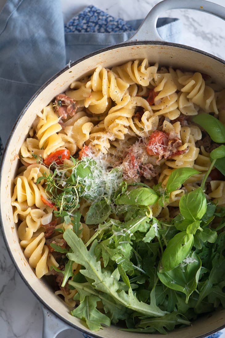 One Pot Pastaskruer med serranoskinke og soltørrede tomater