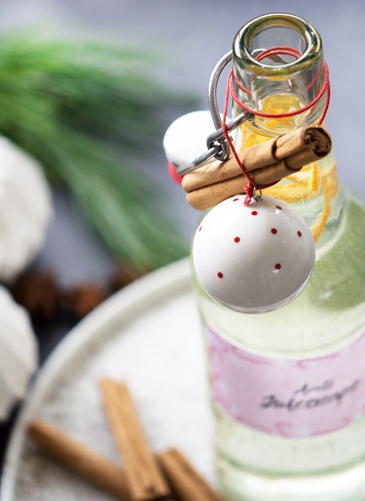 Julesnaps - opskrift på lækker hjemmelavet kryddersnaps til jul