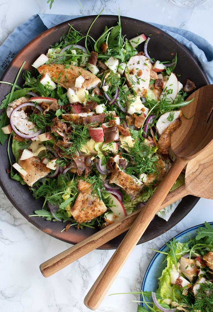 Kyllingesalat med æbler og bacon - skøn opskrift på salat med kylling