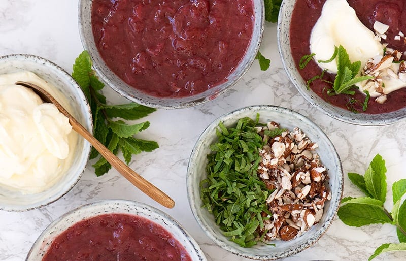 Rabarbergrød - opskrift på den bedste dessert med rabarber grød