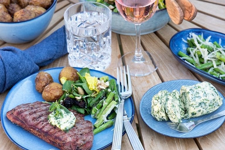 Entrecote på grill - opskrift med hjemmelavet estragonsmør til