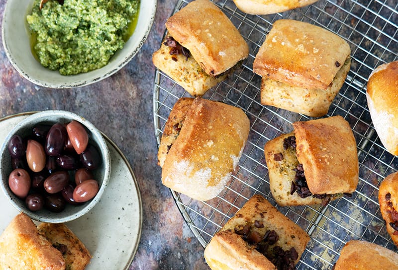 Madbrød med oliven og bacon - få nem og lækker opskrift her