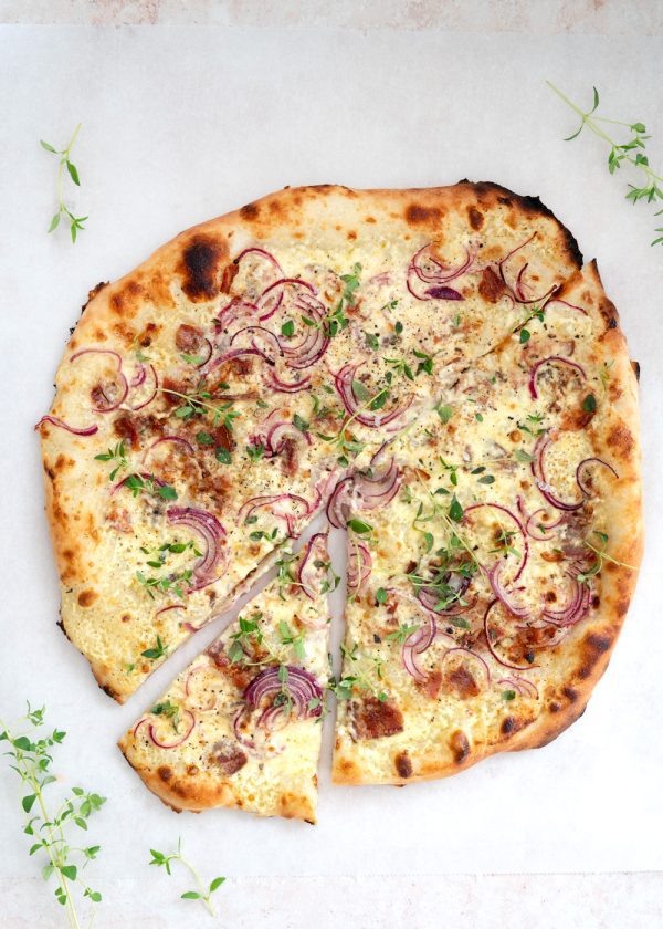 Flammkuchen opskrift med bacon og rødløg