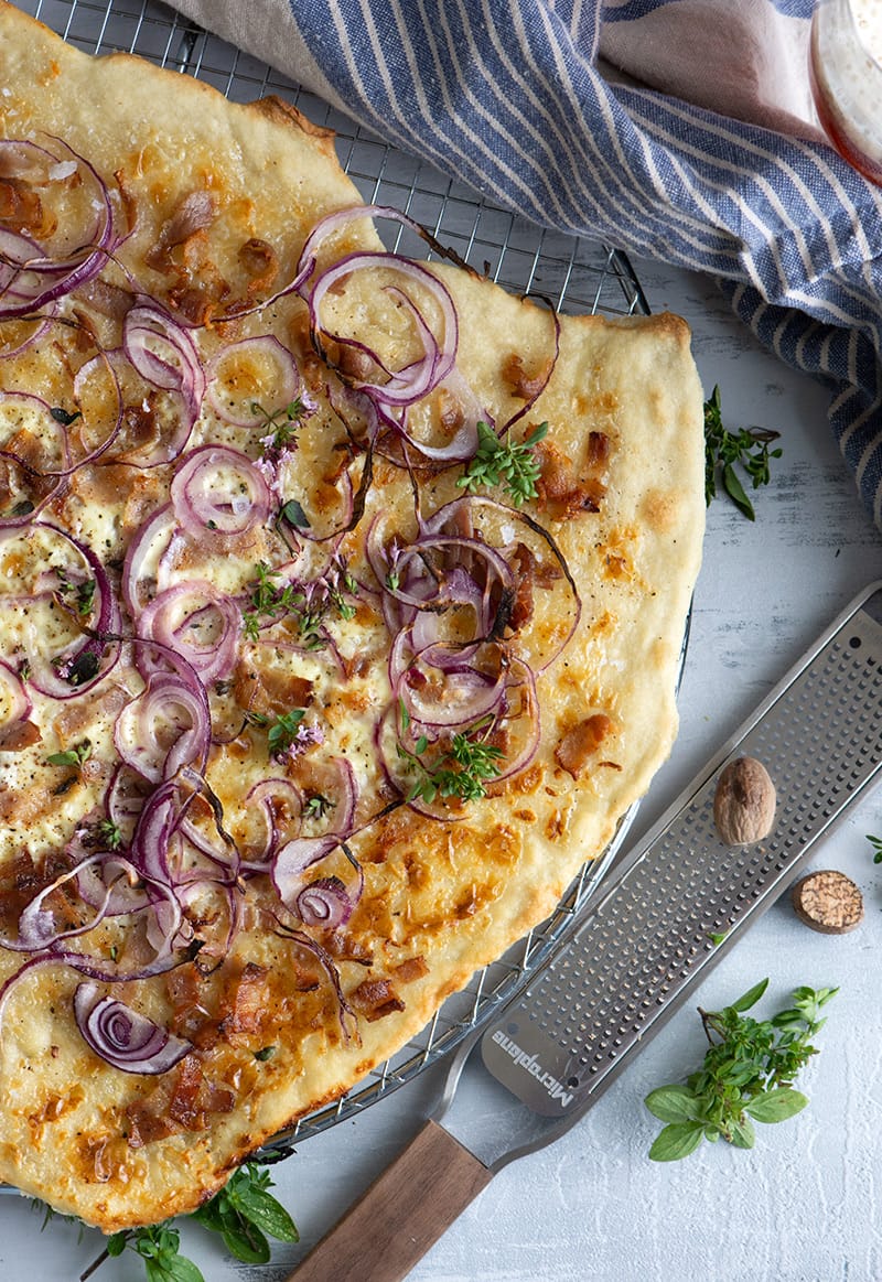 Flammkuchen - opskrift på den lækre tyske pizza med tynd bund