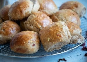 Juleboller - opskrift på lækre krydrede hjemmebagte boller til jul