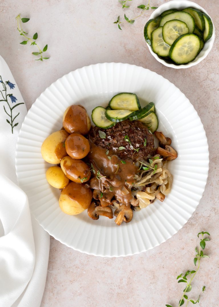 Hakkebøffer med bløde løg og brun sovs - nem opskrift