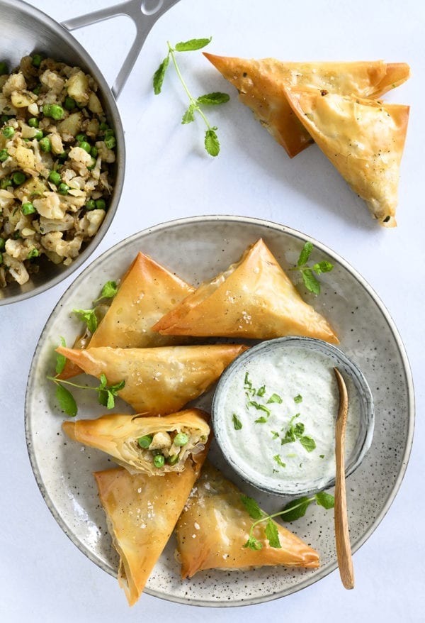Samosa - opskrift på sprøde samosas med kartoffel og ærter