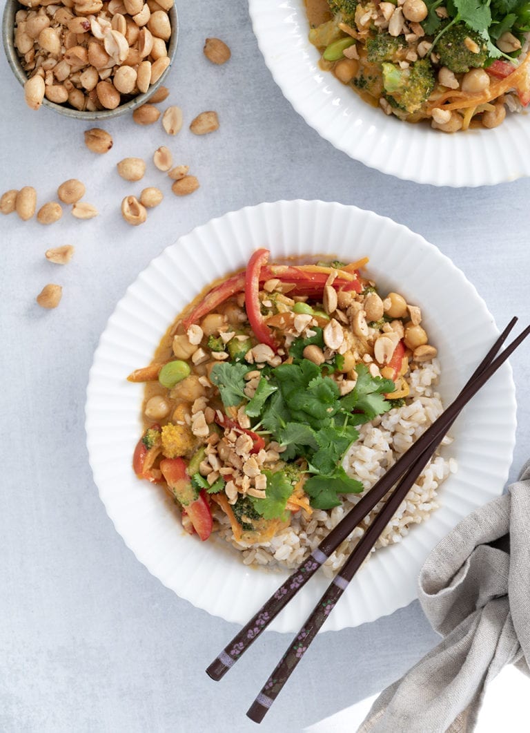 Vegetar panang karry med kikærter og grøntsager - få opskrift her