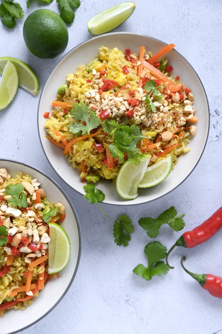 Stegte ris med æg og masser grøntsager - få en lækker opskrift her