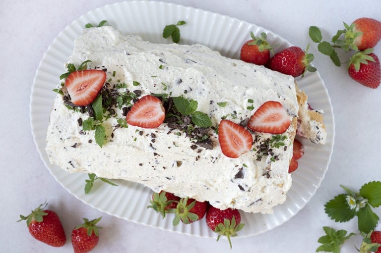 Jordbærroulade - dejlig opskrift på den klassiske roulade med jordbær