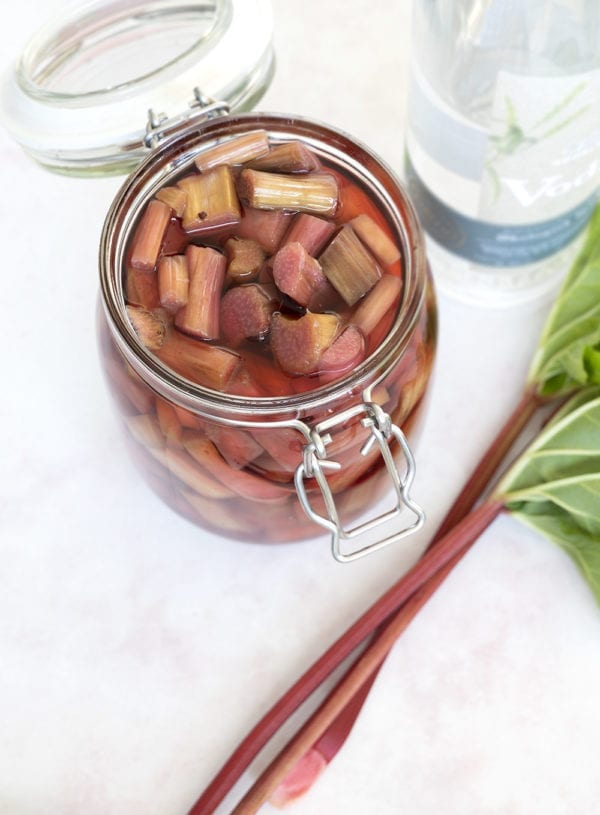 Rabarberlikør - opskrift på hjemmelavet rabarbervodka