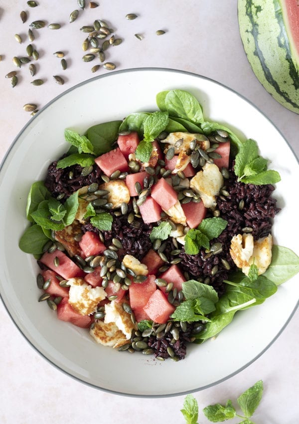 Salat med vandmelon, halloumi og sorte ris - smuk sommersalat