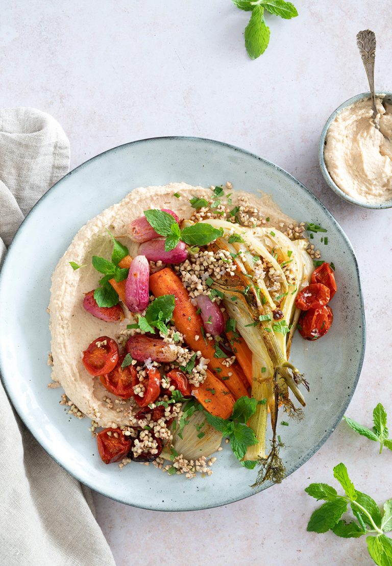 Alt godt fra køkkenhaven på en bund af butterbeanhummus