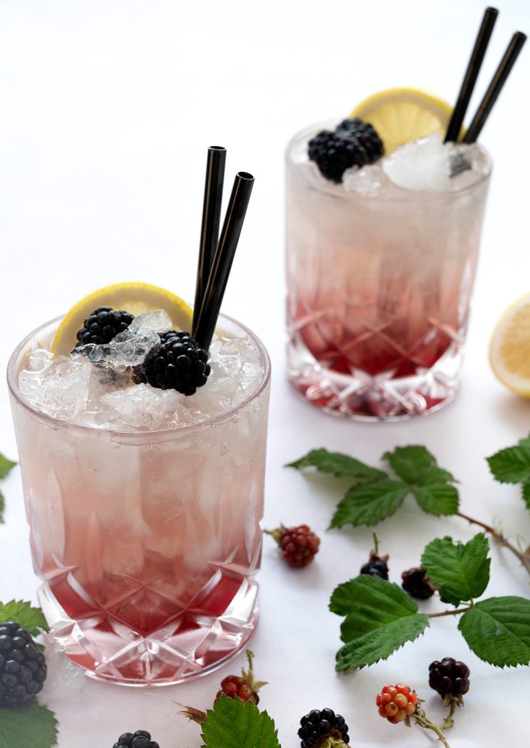 Opskrift på Bramble cocktail med brombær og gin - nem og klassisk