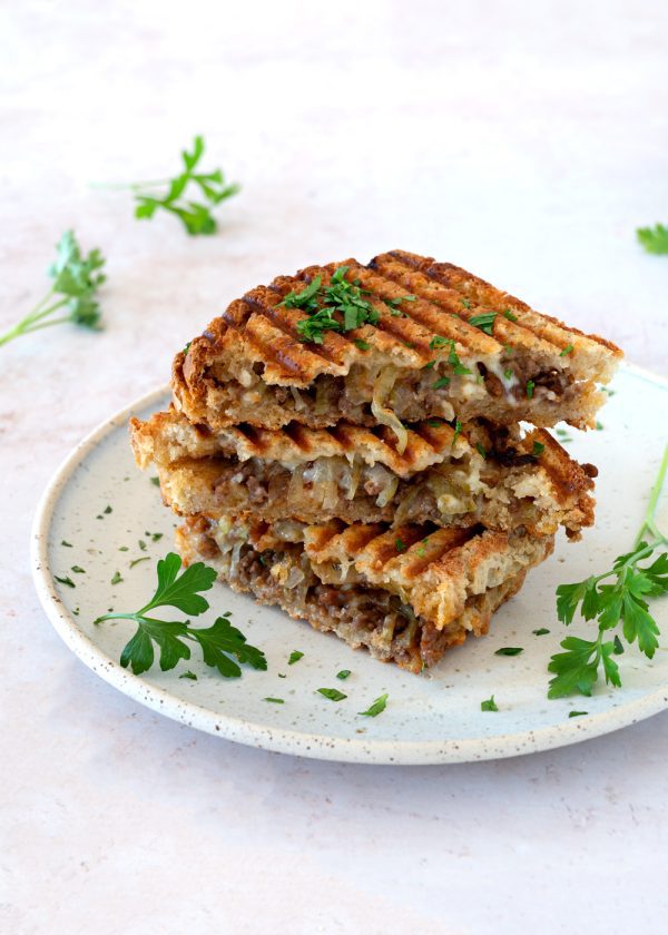 cowboy toast med bløde løg og krydret oksekødsfyld