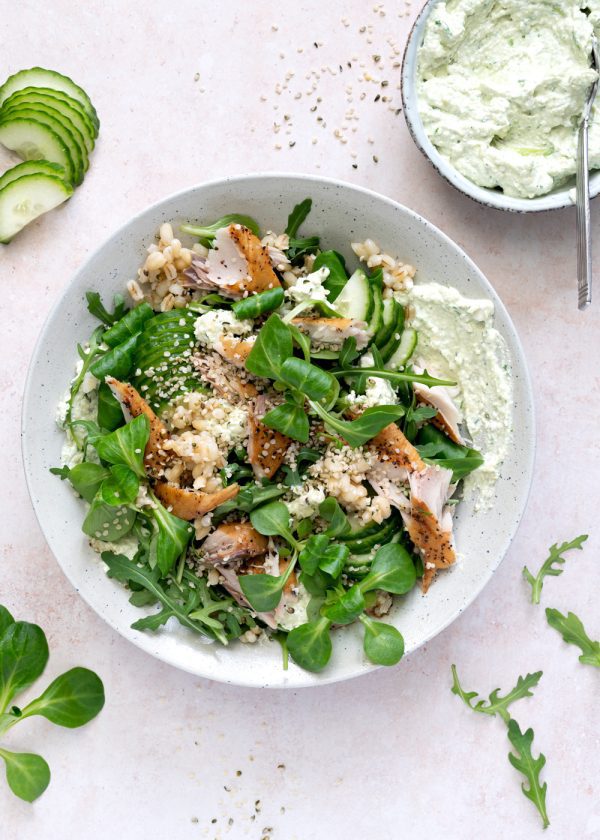 Salat med røget makrel og cremet dip