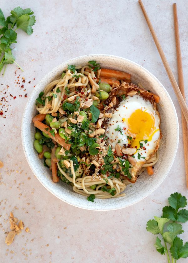 Peanutbutter wok med nudler og grøntsager