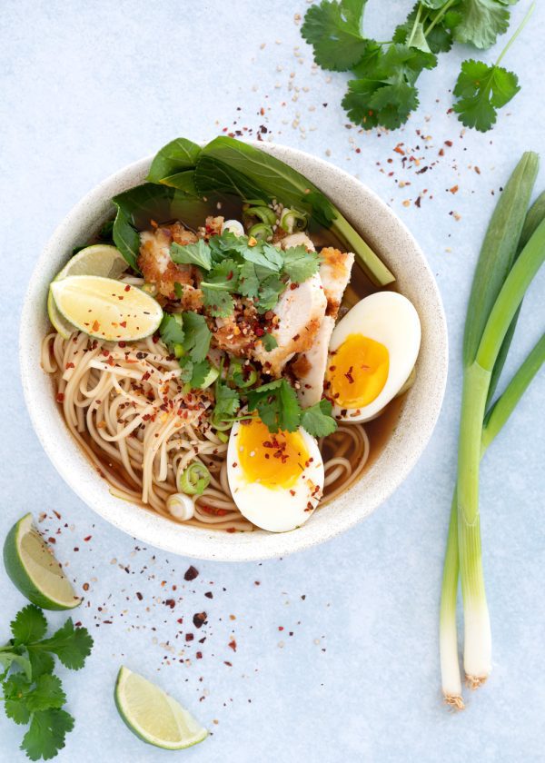 Ramen med sprød kylling og grøntsager i nudelsuppe