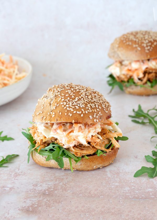 Pulled chicken burger med coleslaw og BBQ