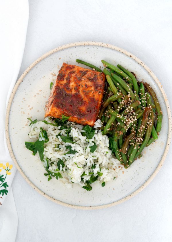 BBQ laks med ris og grønne bønner