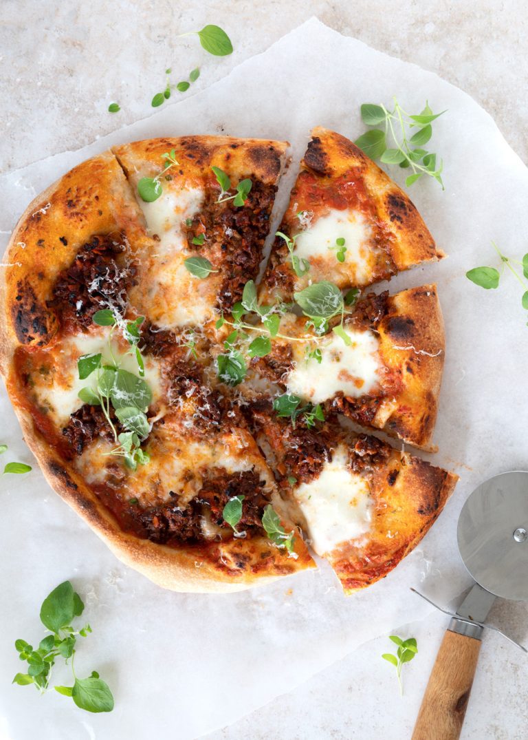 Pizza bolo med en rest bolognese og mozzarella
