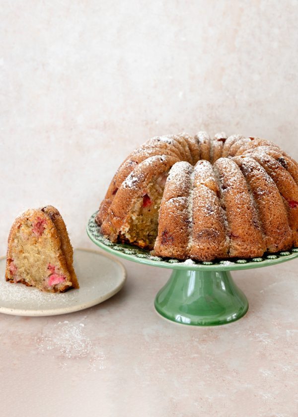 Kage med rabarber og hvid chokolade - en saftig skærekage